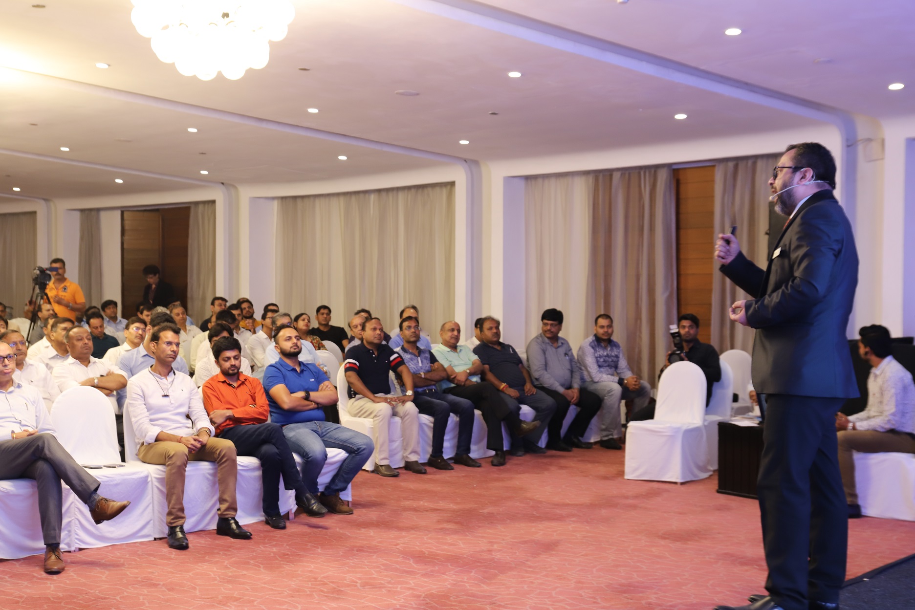 Building Stronger Teams with Expert Team Building Trainer